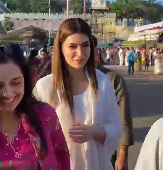 Kriti Sanon offers prayers at Sri Venkateswara Swamy Temple ahead of ...