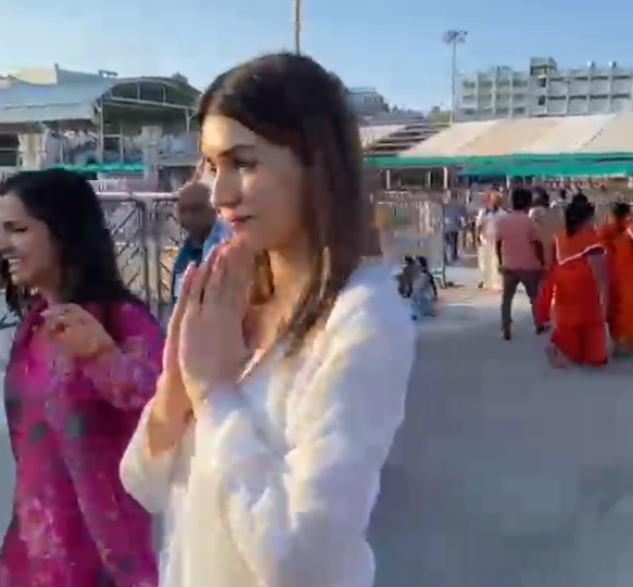 Kriti Sanon offers prayers at Sri Venkateswara Swamy Temple ahead of ...